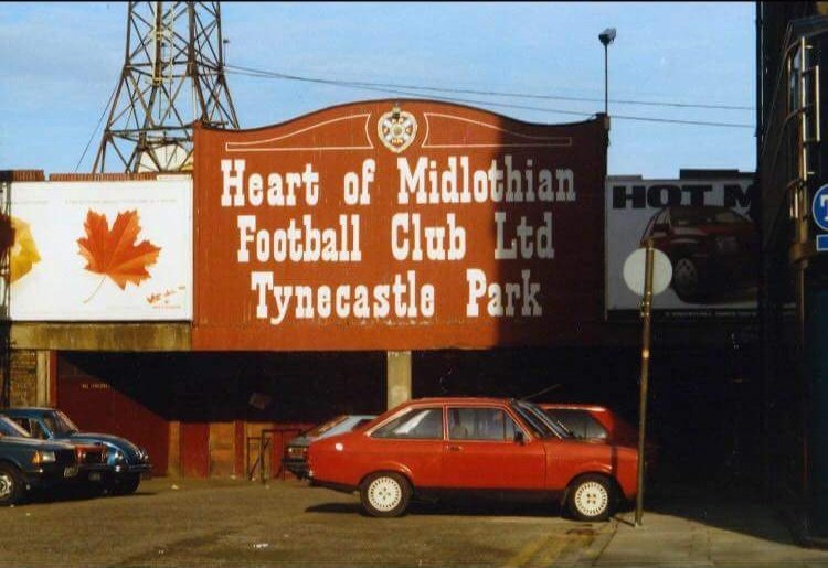 The famous Gorgie Rd end Hearts sign reared it’s head on Twitter today ...